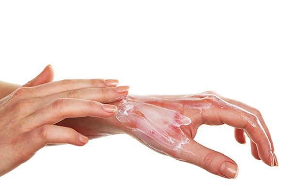 ¿Cómo hidratar y regenerar la piel quemada? | CeraVe